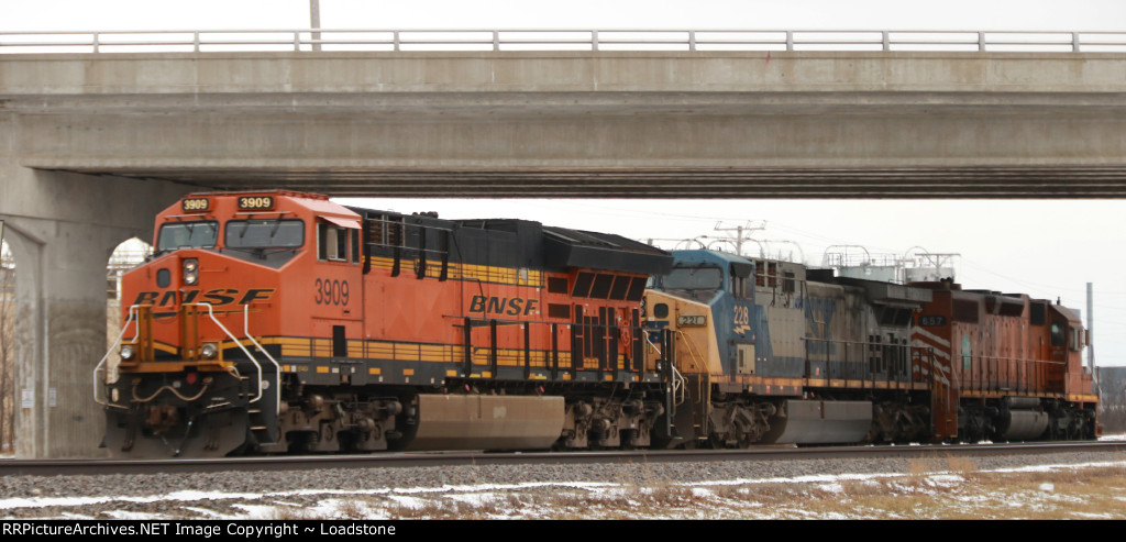 BNSF 3909 CSXT 228 EJE 657